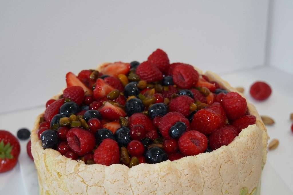 La recette de la Charlotte pistache fruits rouge - Défis Pâtisserie